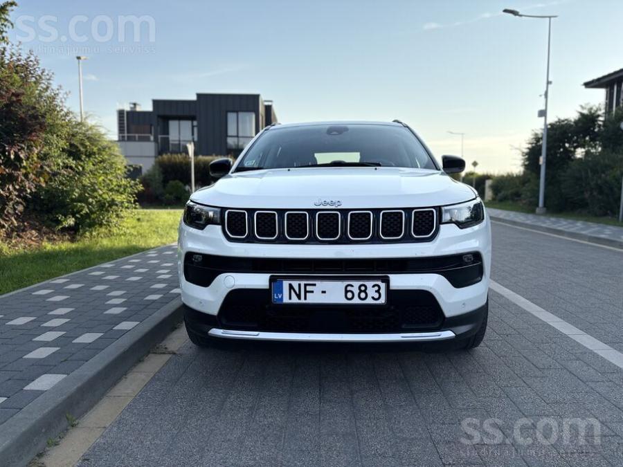 White Jeep Compass 2022 in Riga, with an engine capacity of 1.30 L and mileage of 78 thousand km for 18800 €, photo 7 on AUTOMOTO.COM.LV