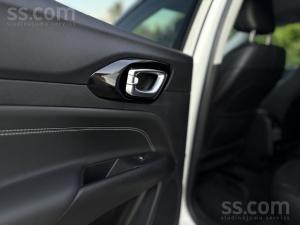 White Jeep Compass 2022 in Riga, with an engine capacity of 1.30 L and mileage of 78 thousand km for 18800 €, photo 13 on AUTOMOTO.COM.LV