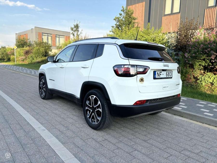 White Jeep Compass 2022 in Riga, with an engine capacity of 1.33 L and mileage of 78 thousand km for 18800 €, photo 3 on AUTOMOTO.COM.LV