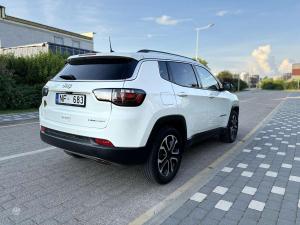 White Jeep Compass 2022 in Riga, with an engine capacity of 1.33 L and mileage of 78 thousand km for 18800 €, photo 4 on AUTOMOTO.COM.LV