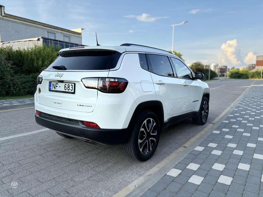 White Jeep Compass 2022 in Riga, with an engine capacity of 1.33 L and mileage of 78 thousand km for 18800 €, photo 4 on AUTOMOTO.COM.LV