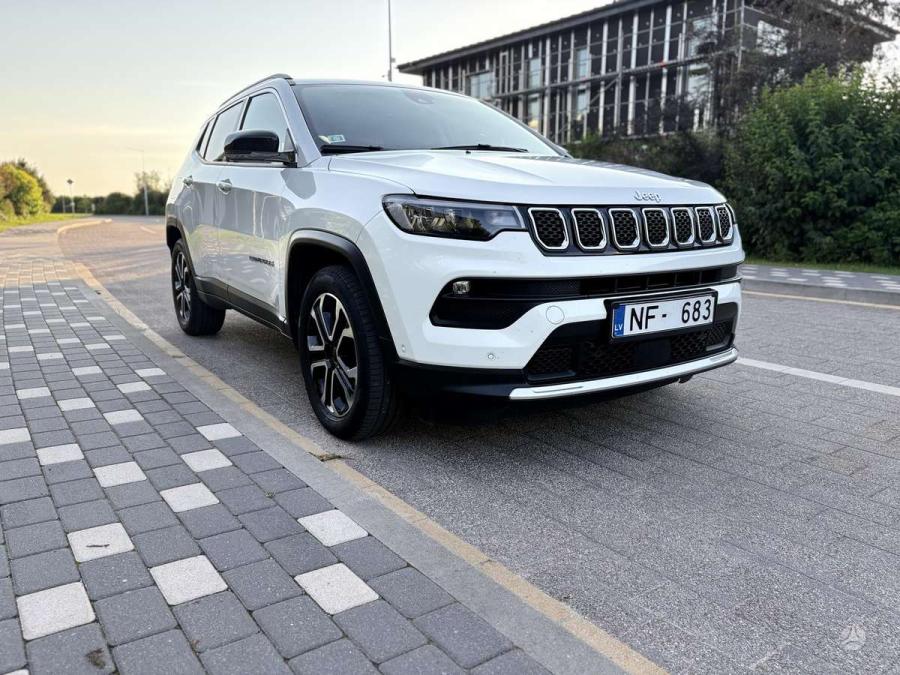 White Jeep Compass 2022 in Riga, with an engine capacity of 1.33 L and mileage of 78 thousand km for 18800 €, photo 5 on AUTOMOTO.COM.LV