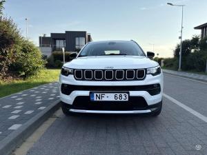 White Jeep Compass 2022 in Riga, with an engine capacity of 1.33 L and mileage of 78 thousand km for 18800 €, photo 6 on AUTOMOTO.COM.LV