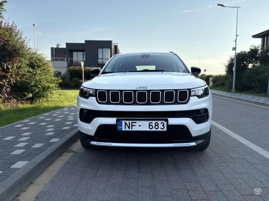 White Jeep Compass 2022 in Riga, with an engine capacity of 1.33 L and mileage of 78 thousand km for 18800 €, photo 6 on AUTOMOTO.COM.LV