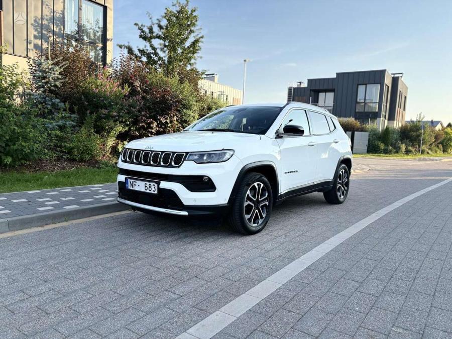 White Jeep Compass 2022 in Riga, with an engine capacity of 1.33 L and mileage of 78 thousand km for 18800 €, photo 7 on AUTOMOTO.COM.LV