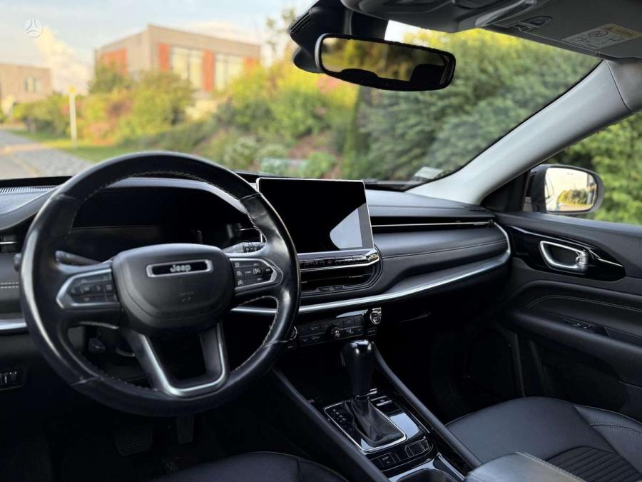 White Jeep Compass 2022 in Riga, with an engine capacity of 1.33 L and mileage of 78 thousand km for 18800 €, photo 9 on AUTOMOTO.COM.LV