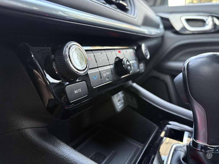 White Jeep Compass 2022 in Riga, with an engine capacity of 1.33 L and mileage of 78 thousand km for 18800 €, photo 11 on AUTOMOTO.COM.LV