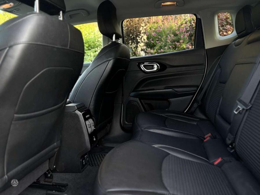 White Jeep Compass 2022 in Riga, with an engine capacity of 1.33 L and mileage of 78 thousand km for 18800 €, photo 13 on AUTOMOTO.COM.LV