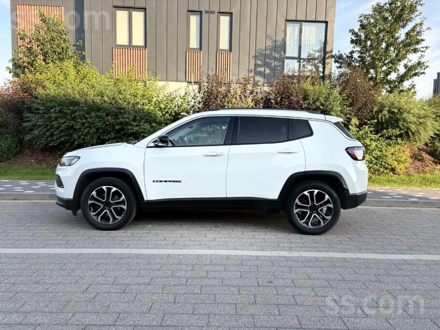 White Jeep Compass 2022 in Riga, with an engine capacity of 1.30 L and mileage of 78 thousand km for 17900 €, photo 4 on AUTOMOTO.COM.LV