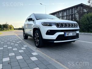 White Jeep Compass 2022 in Riga, with an engine capacity of 1.30 L and mileage of 78 thousand km for 17900 €, photo 8 on AUTOMOTO.COM.LV