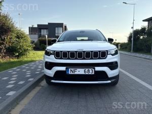 White Jeep Compass 2022 in Riga, with an engine capacity of 1.30 L and mileage of 78 thousand km for 17900 €, photo 9 on AUTOMOTO.COM.LV