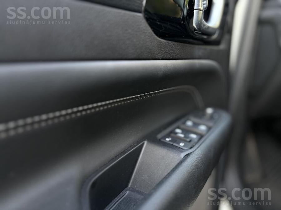 White Jeep Compass 2022 in Riga, with an engine capacity of 1.30 L and mileage of 78 thousand km for 17900 €, photo 18 on AUTOMOTO.COM.LV