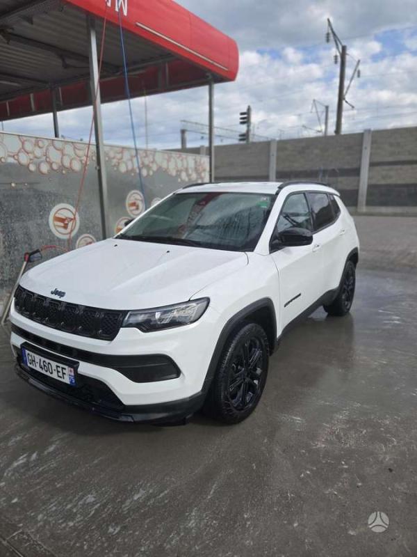 Jeep Compass 2022 in Trakai on AUTOMOTO.COM.LV White Jeep Compass 2022 in Trakai, with an engine capacity of 1.33 L and mileage of 127 thousand km for 16500 €, photo 7 on AUTOMOTO.COM.LV