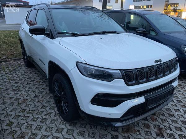 White Jeep Compass 2023 in Kaunas, with an engine capacity of 1.50 L and mileage of 18 thousand km for 28786 €, photo 1 on AUTOMOTO.COM.LV