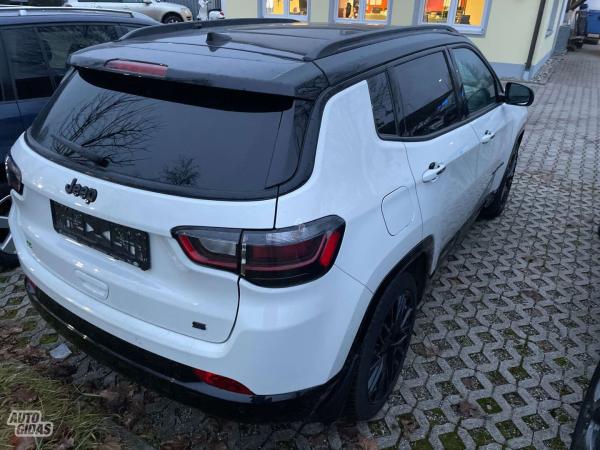 White Jeep Compass 2023 in Kaunas, with an engine capacity of 1.50 L and mileage of 18 thousand km for 28786 €, photo 2 on AUTOMOTO.COM.LV