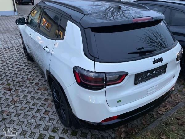 White Jeep Compass 2023 in Kaunas, with an engine capacity of 1.50 L and mileage of 18 thousand km for 28786 €, photo 3 on AUTOMOTO.COM.LV
