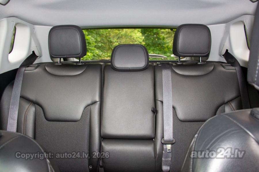 White Jeep Compass 2019 in Tallinn, with an engine capacity of 1.40 L and mileage of 89 thousand km for 14500 €, photo 21 on AUTOMOTO.COM.LV