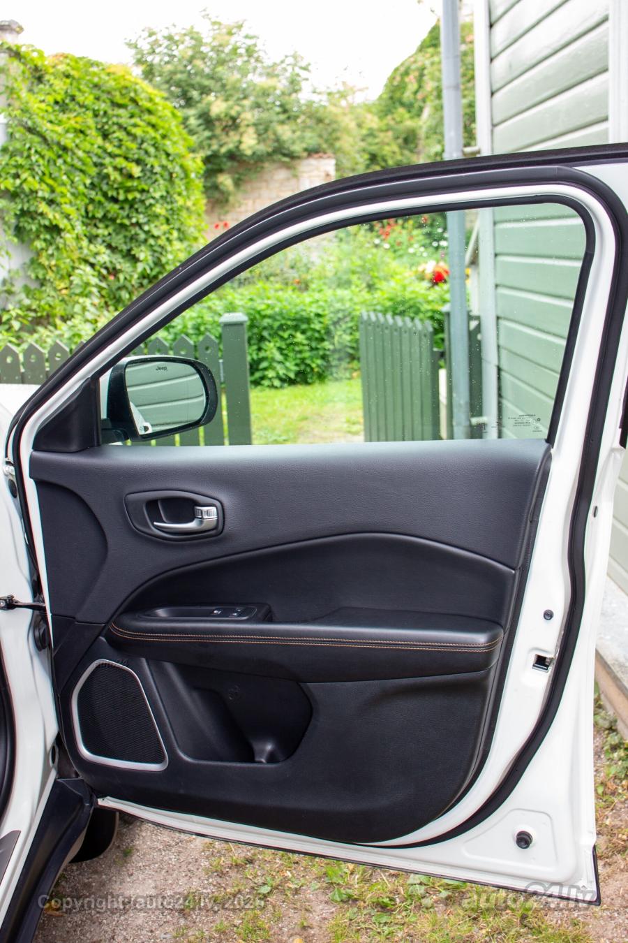 White Jeep Compass 2019 in Tallinn, with an engine capacity of 1.40 L and mileage of 89 thousand km for 14500 €, photo 26 on AUTOMOTO.COM.LV