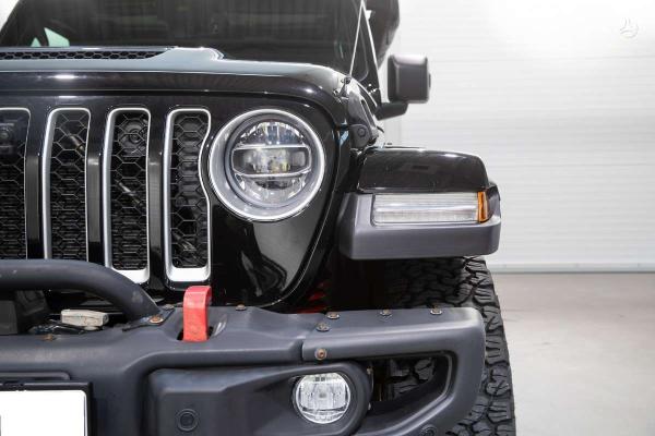 Black Jeep Gladiator 2021 in Klaipeda, with an engine capacity of 2.99 L and mileage of 22 thousand km for 69900 €, photo 18 on AUTOMOTO.COM.LV