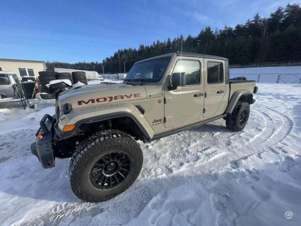 Brown Jeep Gladiator 2022 in Vilnius, with an engine capacity of 3.60 L and mileage of 9 thousand km for 44950 €, photo 4 on AUTOMOTO.COM.LV