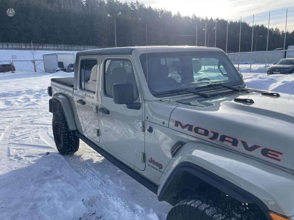 Brown Jeep Gladiator 2022 in Vilnius, with an engine capacity of 3.60 L and mileage of 9 thousand km for 44950 €, photo 8 on AUTOMOTO.COM.LV