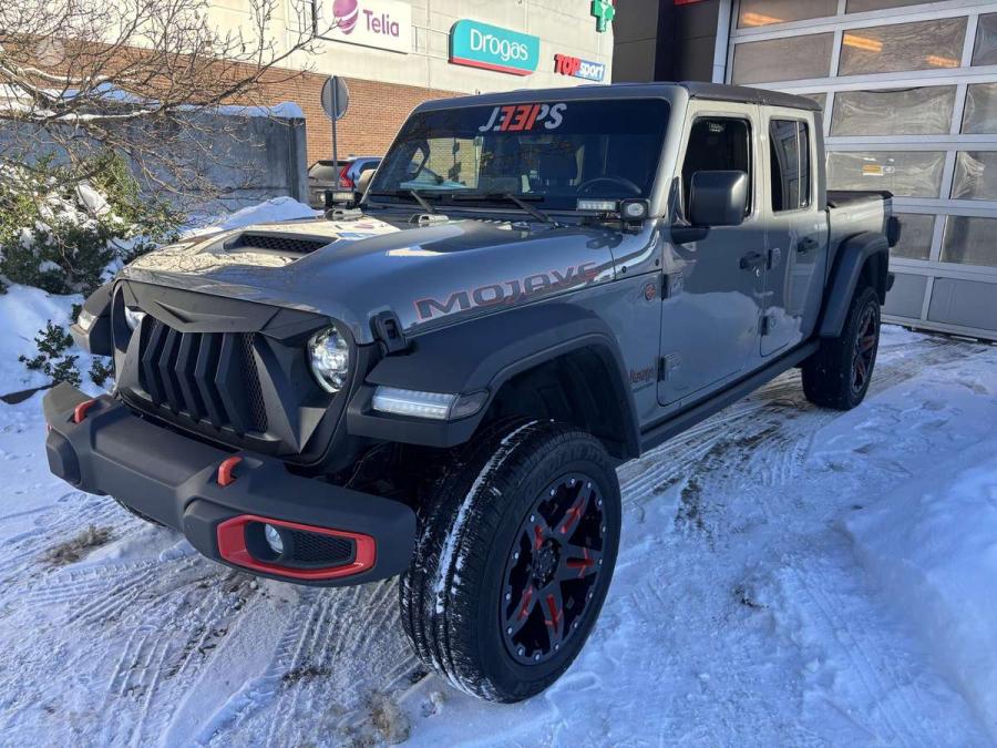 Pelēks Jeep Gladiator 2022 Panevēža, ar dzinēja tilpumu 3.60 L un nobraukumu 80 tūkst. km par 38900 €, foto 1 vietnē AUTOMOTO.COM.LV