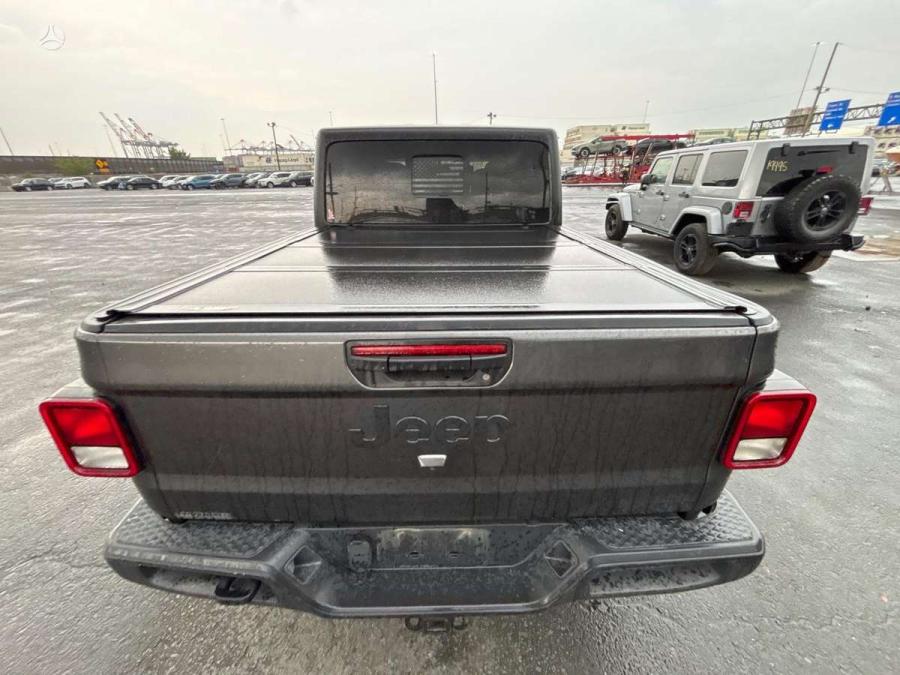 Pelēks Jeep Gladiator 2021 Ukmergė, ar dzinēja tilpumu 3.60 L un nobraukumu 86 tūkst. km par 21499 €, foto 9 vietnē AUTOMOTO.COM.LV