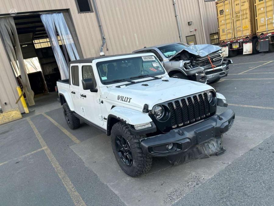 White Jeep Gladiator 2023 in Ukmerge, with an engine capacity of 3.60 L and mileage of 30 thousand km for 23999 €, photo 1 on AUTOMOTO.COM.LV