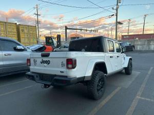 White Jeep Gladiator 2023 in Ukmerge, with an engine capacity of 3.60 L and mileage of 30 thousand km for 23999 €, photo 4 on AUTOMOTO.COM.LV