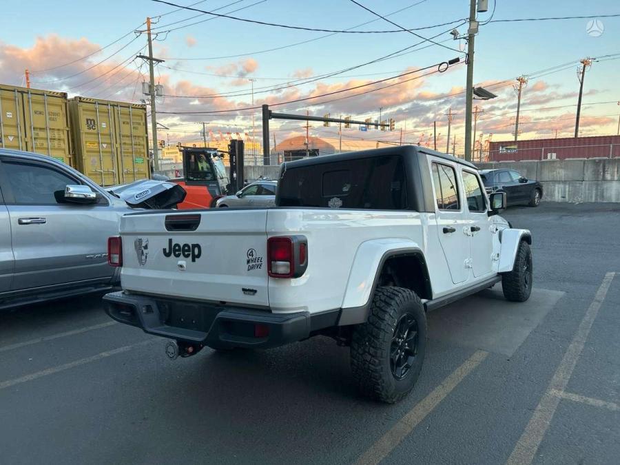 White Jeep Gladiator 2023 in Ukmerge, with an engine capacity of 3.60 L and mileage of 30 thousand km for 23999 €, photo 4 on AUTOMOTO.COM.LV