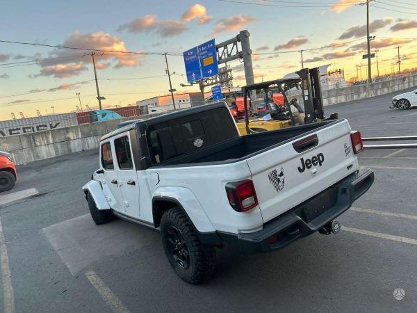 White Jeep Gladiator 2023 in Ukmerge, with an engine capacity of 3.60 L and mileage of 30 thousand km for 23999 €, photo 5 on AUTOMOTO.COM.LV