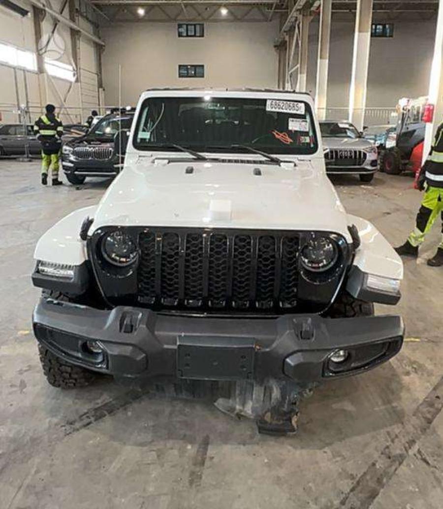 White Jeep Gladiator 2023 in Ukmerge, with an engine capacity of 3.60 L and mileage of 30 thousand km for 23999 €, photo 9 on AUTOMOTO.COM.LV