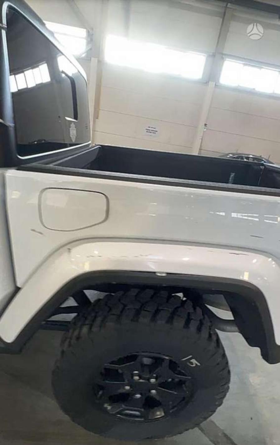 White Jeep Gladiator 2023 in Ukmerge, with an engine capacity of 3.60 L and mileage of 30 thousand km for 23999 €, photo 12 on AUTOMOTO.COM.LV