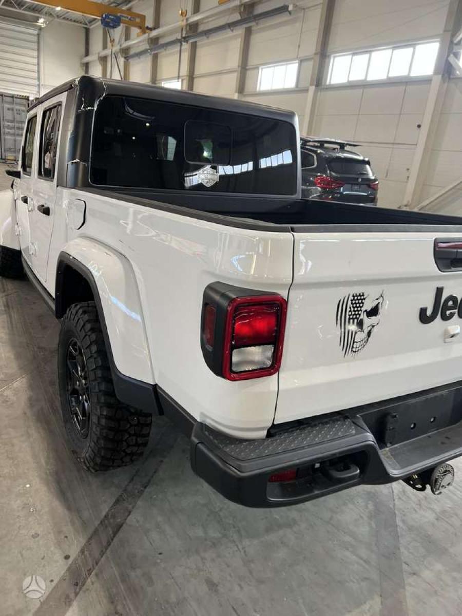 White Jeep Gladiator 2023 in Ukmerge, with an engine capacity of 3.60 L and mileage of 30 thousand km for 23999 €, photo 13 on AUTOMOTO.COM.LV
