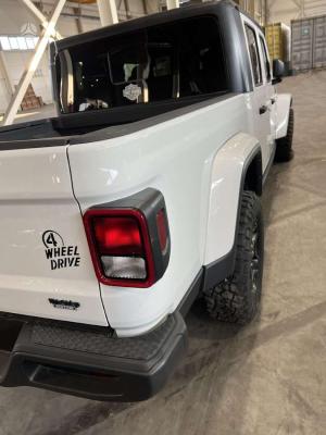 White Jeep Gladiator 2023 in Ukmerge, with an engine capacity of 3.60 L and mileage of 30 thousand km for 23999 €, photo 14 on AUTOMOTO.COM.LV