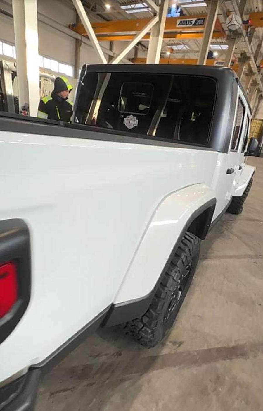 White Jeep Gladiator 2023 in Ukmerge, with an engine capacity of 3.60 L and mileage of 30 thousand km for 23999 €, photo 15 on AUTOMOTO.COM.LV