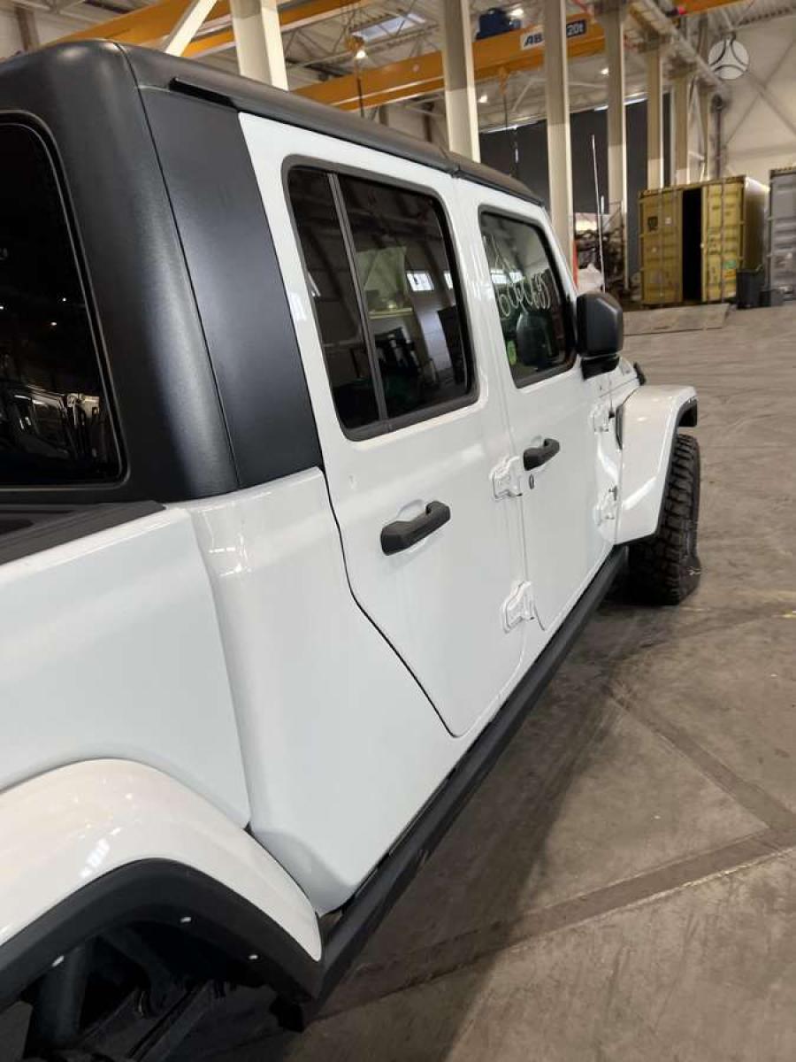 White Jeep Gladiator 2023 in Ukmerge, with an engine capacity of 3.60 L and mileage of 30 thousand km for 23999 €, photo 16 on AUTOMOTO.COM.LV