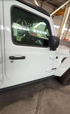 White Jeep Gladiator 2023 in Ukmerge, with an engine capacity of 3.60 L and mileage of 30 thousand km for 23999 €, photo 18 on AUTOMOTO.COM.LV