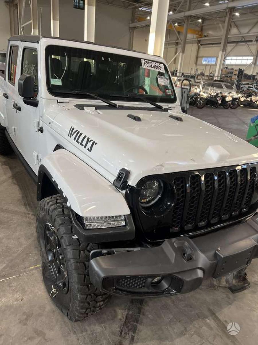 White Jeep Gladiator 2023 in Ukmerge, with an engine capacity of 3.60 L and mileage of 30 thousand km for 23999 €, photo 20 on AUTOMOTO.COM.LV
