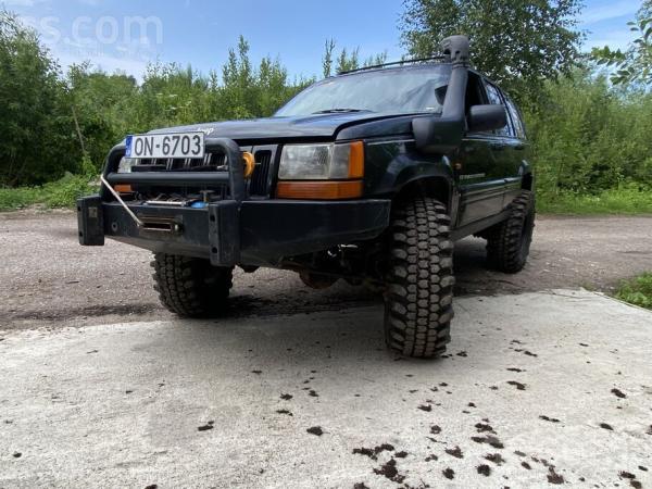 Black Jeep Grand Cherokee 1997 in Liepaja, with an engine capacity of 4.00 L and mileage of 328 thousand km for 4000 €, photo 2 on AUTOMOTO.COM.LV