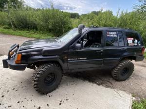 Black Jeep Grand Cherokee 1997 in Liepaja, with an engine capacity of 4.00 L and mileage of 328 thousand km for 4000 €, photo 4 on AUTOMOTO.COM.LV