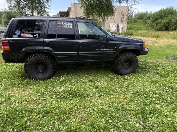 Black Jeep Grand Cherokee 1997 in Liepaja, with an engine capacity of 4.00 L and mileage of 328 thousand km for 4000 €, photo 9 on AUTOMOTO.COM.LV
