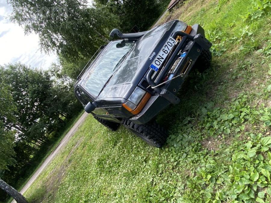 Black Jeep Grand Cherokee 1997 in Liepaja, with an engine capacity of 4.00 L and mileage of 328 thousand km for 4000 €, photo 11 on AUTOMOTO.COM.LV