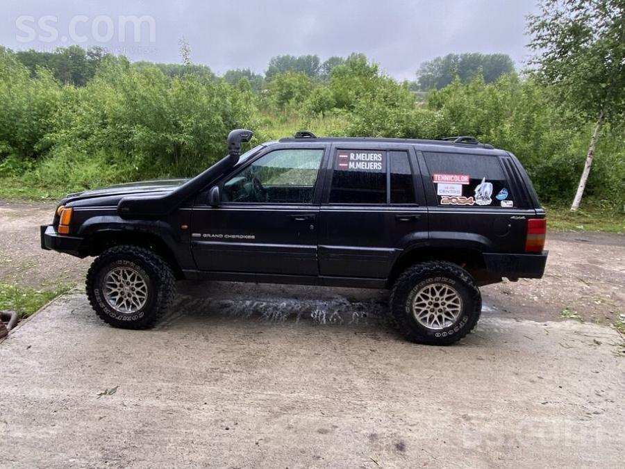 Black Jeep Grand Cherokee 1997 in Liepaja, with an engine capacity of 4.00 L and mileage of 328 thousand km for 4000 €, photo 14 on AUTOMOTO.COM.LV