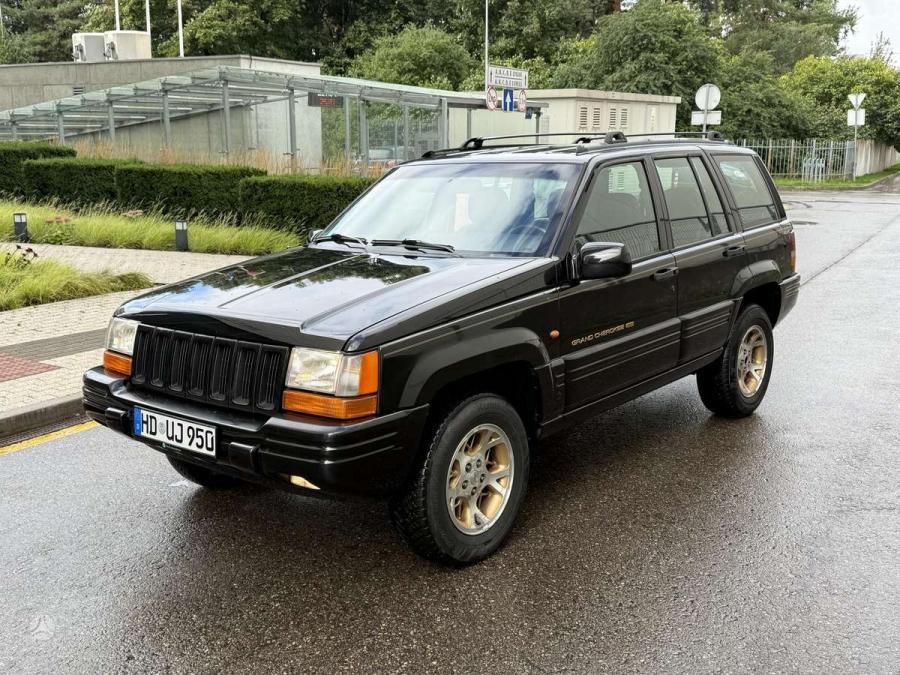 Black Jeep Grand Cherokee 1997 in Vilnius, with an engine capacity of 5.21 L and mileage of 461 thousand km for 5500 €, photo 1 on AUTOMOTO.COM.LV