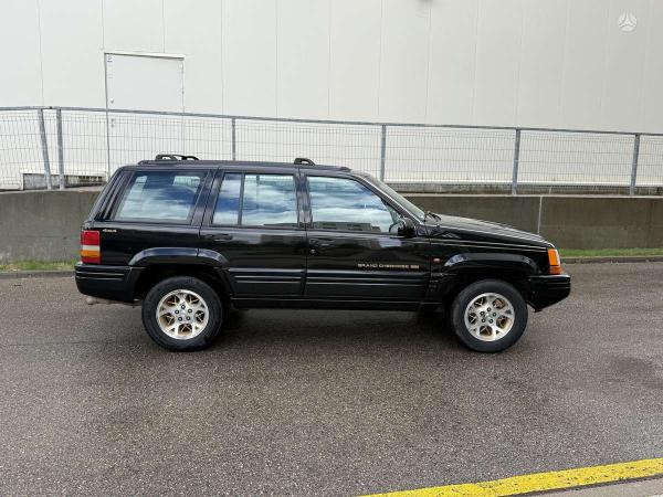Black Jeep Grand Cherokee 1997 in Vilnius, with an engine capacity of 5.21 L and mileage of 461 thousand km for 5500 €, photo 8 on AUTOMOTO.COM.LV