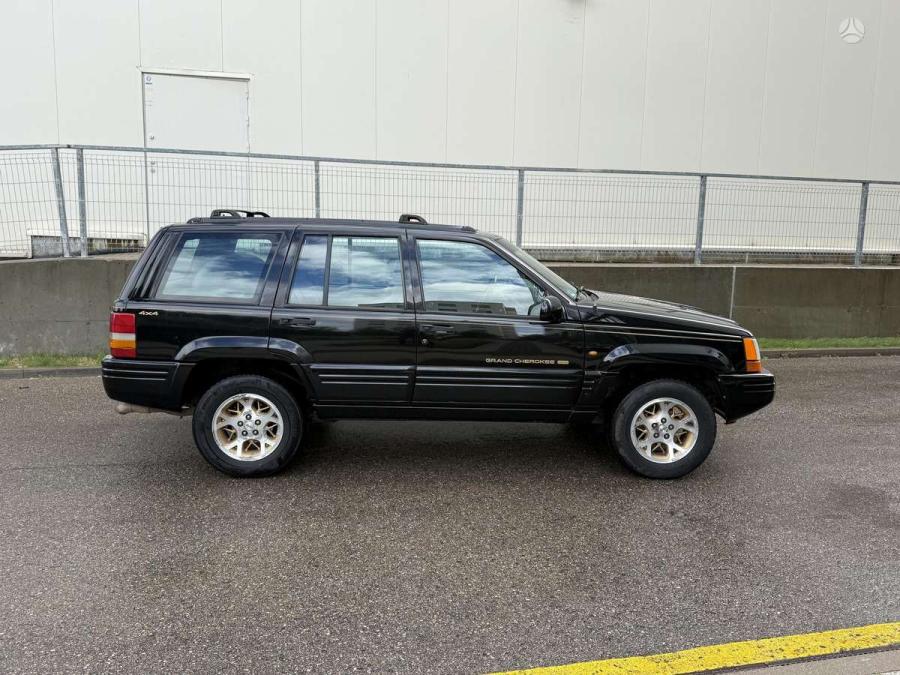 Black Jeep Grand Cherokee 1997 in Vilnius, with an engine capacity of 5.21 L and mileage of 461 thousand km for 5500 €, photo 8 on AUTOMOTO.COM.LV
