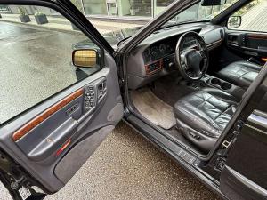 Black Jeep Grand Cherokee 1997 in Vilnius, with an engine capacity of 5.21 L and mileage of 461 thousand km for 5500 €, photo 13 on AUTOMOTO.COM.LV