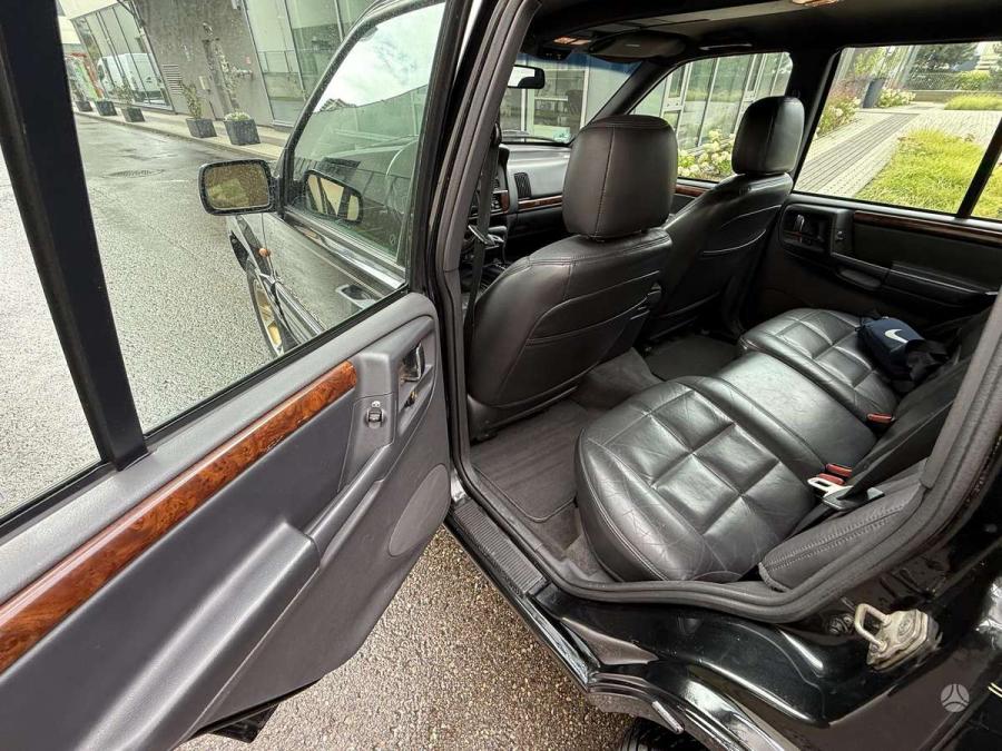 Black Jeep Grand Cherokee 1997 in Vilnius, with an engine capacity of 5.21 L and mileage of 461 thousand km for 5500 €, photo 14 on AUTOMOTO.COM.LV