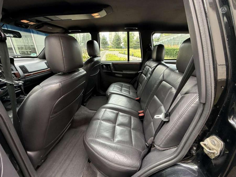Black Jeep Grand Cherokee 1997 in Vilnius, with an engine capacity of 5.21 L and mileage of 461 thousand km for 5500 €, photo 15 on AUTOMOTO.COM.LV